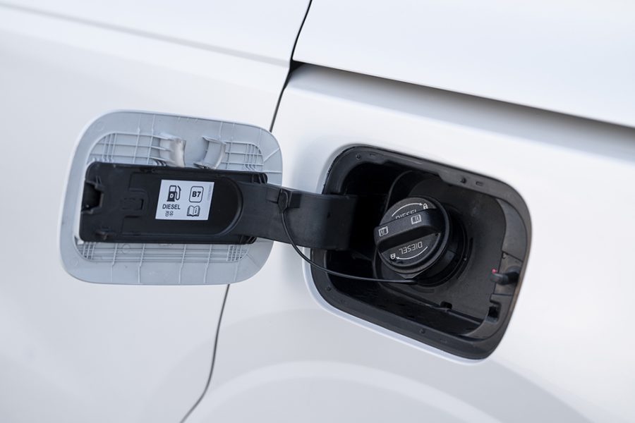 ภาพคันจริง KIA Carnival SXL Luxury 7 Seat 2.2 8AT | 2,699,000 บาท - HeadLight Magazine