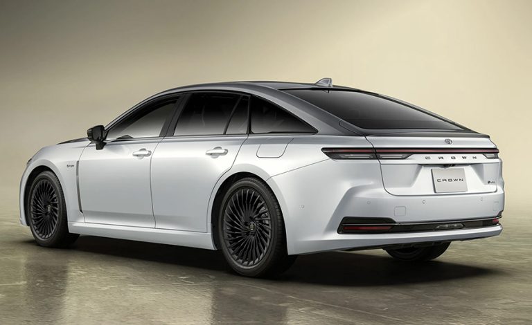 Toyota Crown Sedan Z "THE 70th" รุ่นตกแต่งพิเศษ ฉลองครบรอบ Crown 70 ปี ...