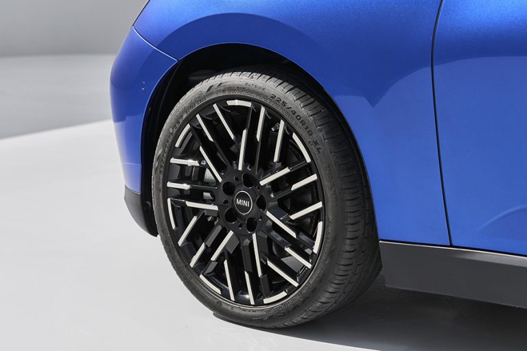 ราคาอย่างเป็นทางการ MINI Cooper SE (MY2025) : 1,699,000 - 1,799,000 บาท ...