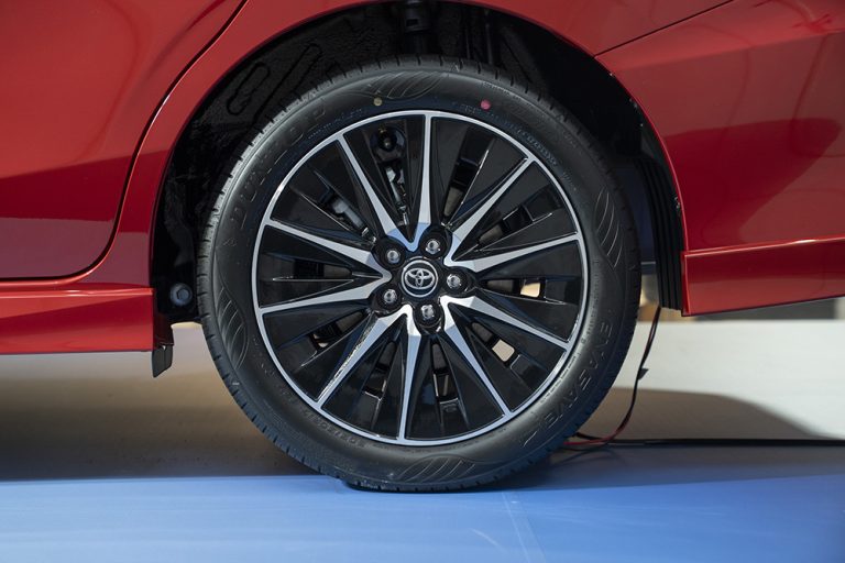 ราคาอย่างเป็นทางการ + เทียบสเป็ค Toyota Yaris ATIV HEV : 719,000 ...