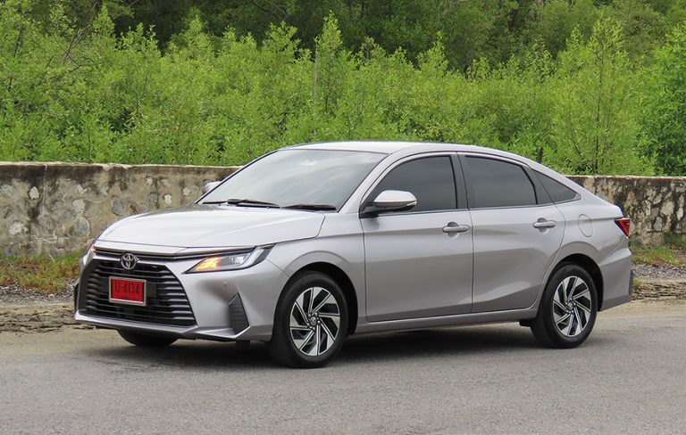 Full Review ทดลองขับ Toyota YARIS ATIV HEV : ละเอียดกว่านี้ ก็ Service ...