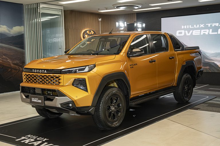 ภาพคันจริง NEW Toyota Hilux TRAVO | เครื่องสันดาป VS มอเตอร์ไฟฟ้า ...