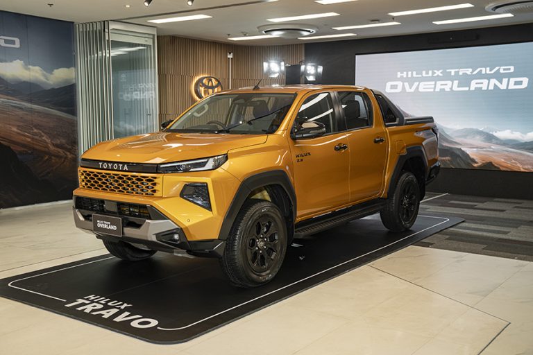 ภาพคันจริง NEW Toyota Hilux TRAVO | เครื่องสันดาป VS มอเตอร์ไฟฟ้า ...