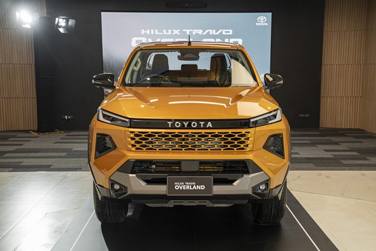 ภาพคันจริง NEW Toyota Hilux TRAVO | เครื่องสันดาป VS มอเตอร์ไฟฟ้า ...